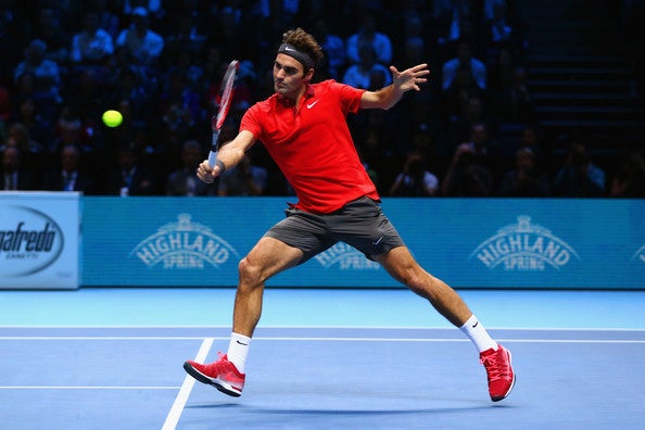 Roger Federer resta desde la línea de saque