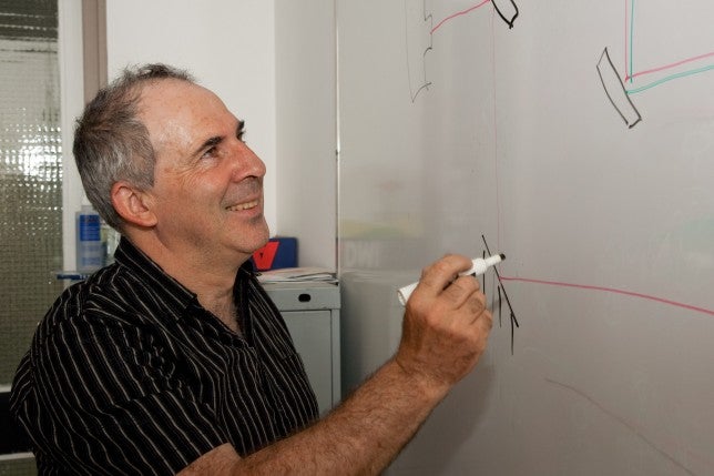 Un fotón es capaz de atravesar un aparato sin entrar ni salir de él