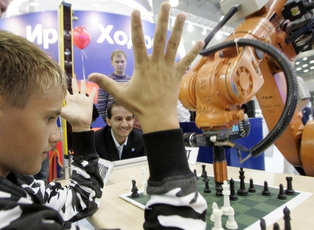 Crean el robot de ajedrez perfecto, capaz de aprender por sí mismo